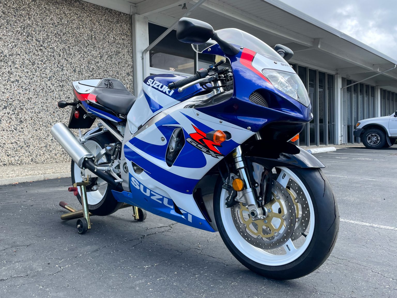2000 Suzuki GSX-R750 with 32 Miles – Iconic Motorbike Auctions